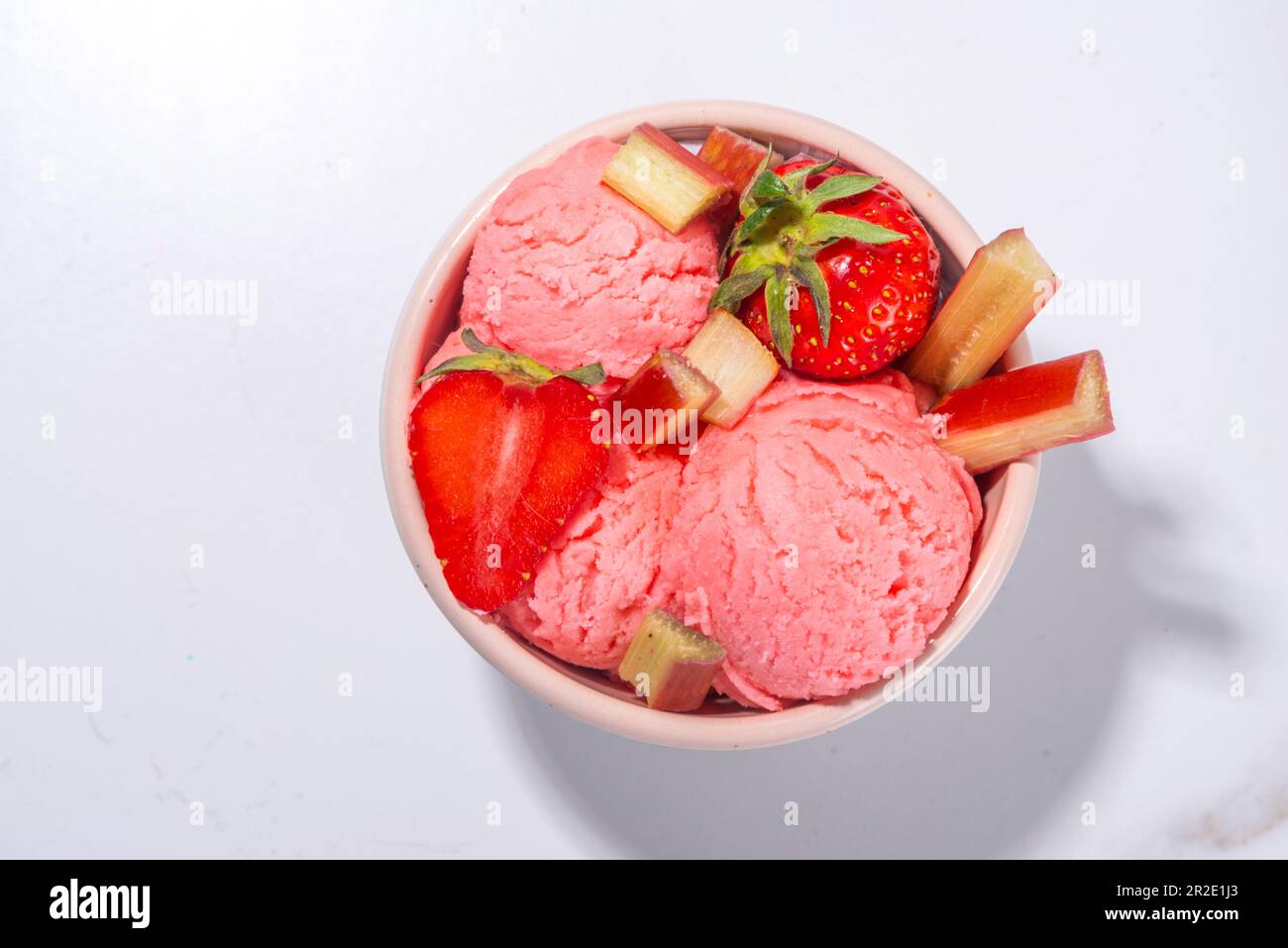 Crème glacée à la rhubarbe et aux fraises, sorbet glace maison, dessert ...