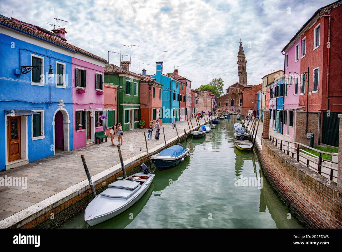 Burano est une petite île de la lagune de Venise, célèbre pour sa ...