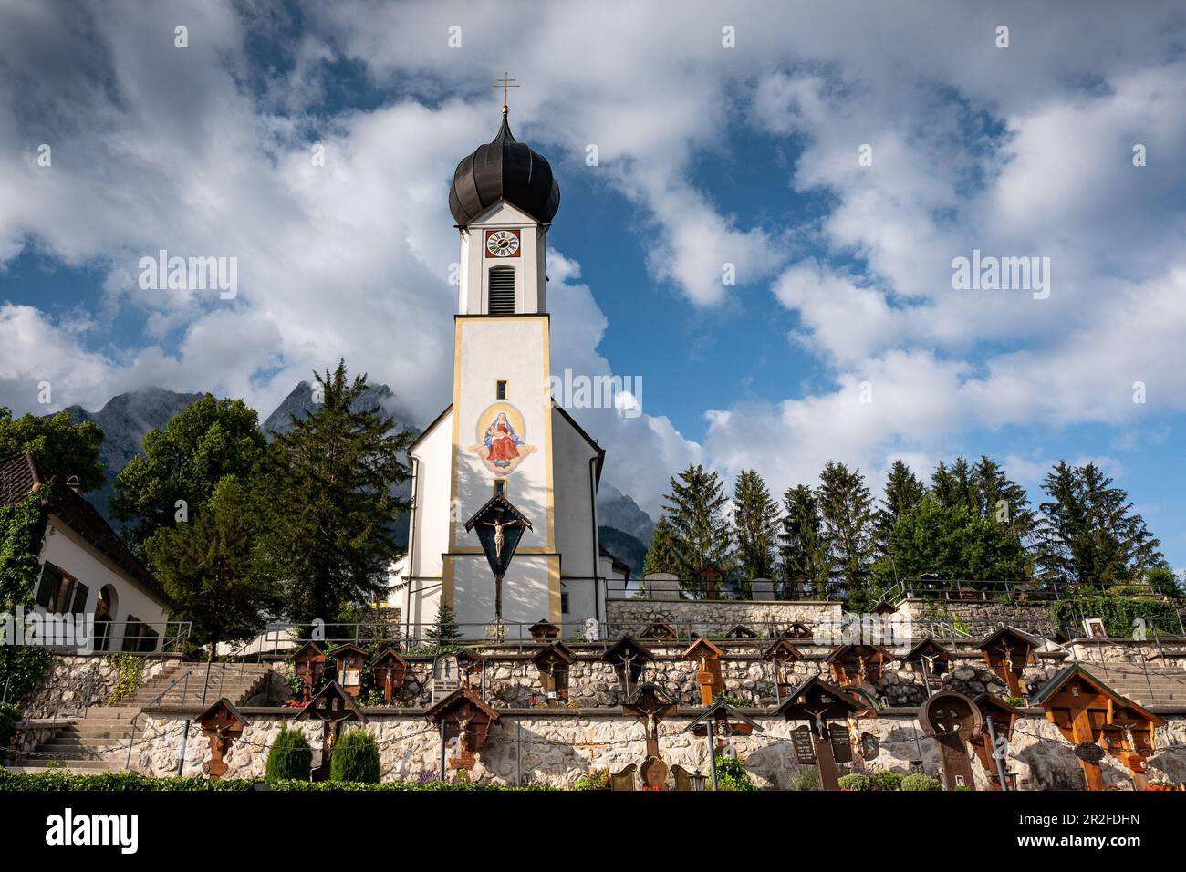 Vue sur la rue L'église baptiste de Jean à Grainau, en arrière-plan le ...