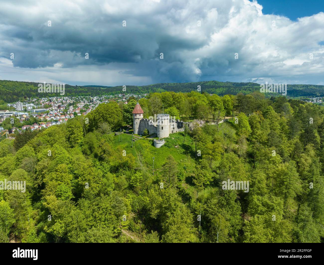 Vue aérienne des ruines du château de Honburg sur le Honberg, au-dessus ...