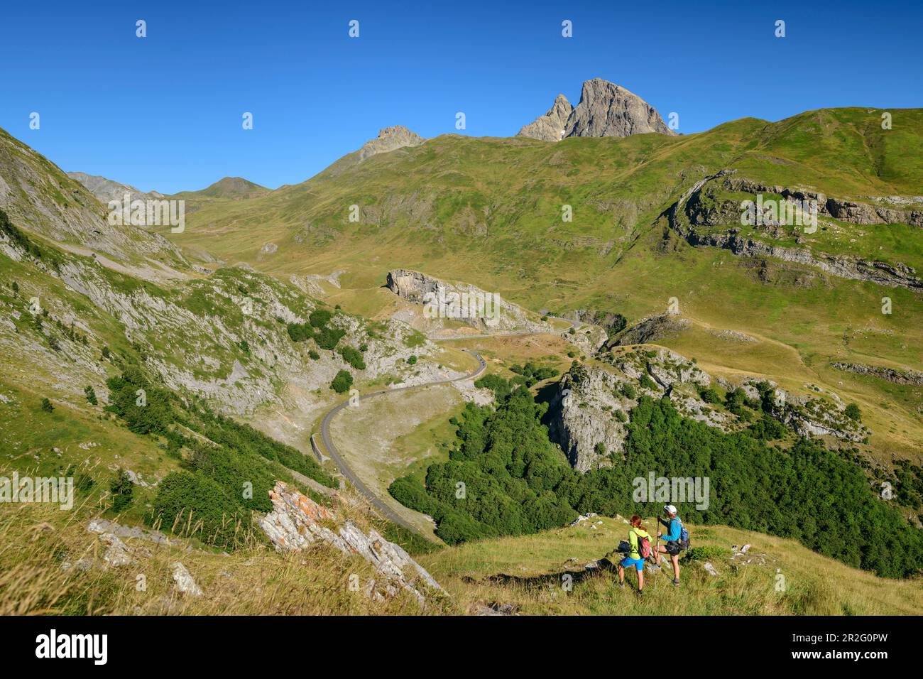 Homme et femme en randonnée, regardez la route du col du Pourtalet, pic ...