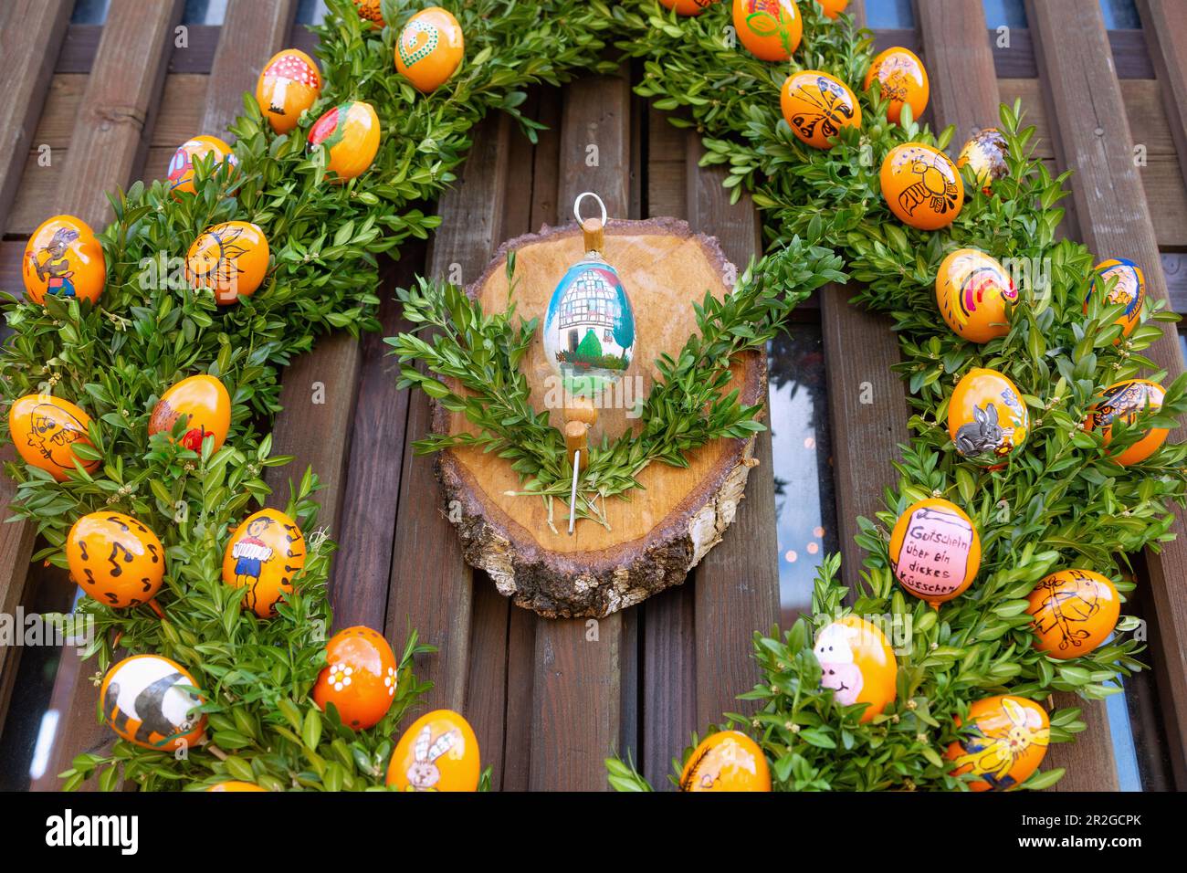 Oeufs de Pâques peints, fontaine décorée d'oeufs de Pâques colorés avec ...