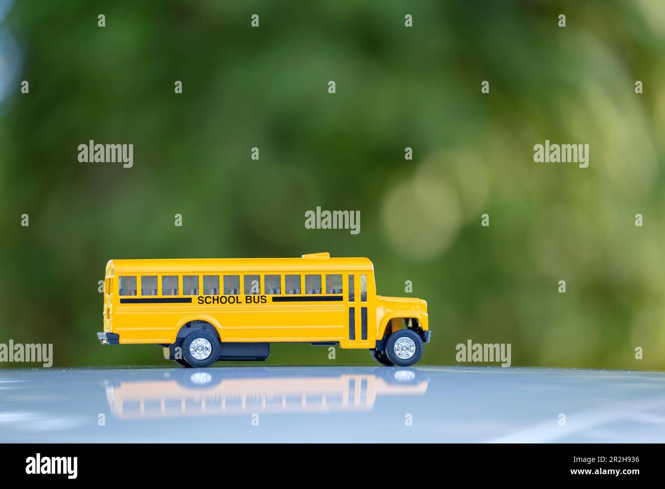 Petit modèle d'autobus scolaire jaune américain comme symbole de l ...