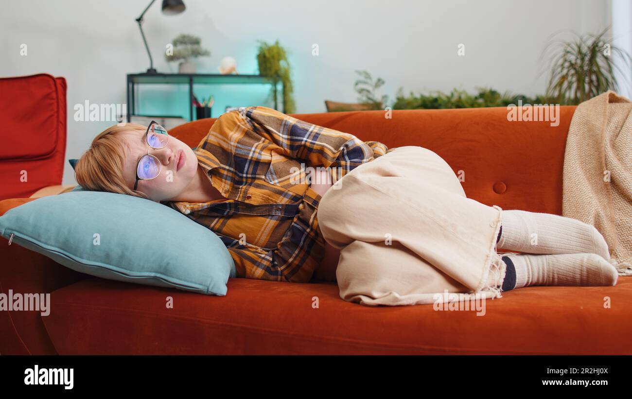 Malade femme souffrant de douleurs à l'estomac, crampes d'époque ...