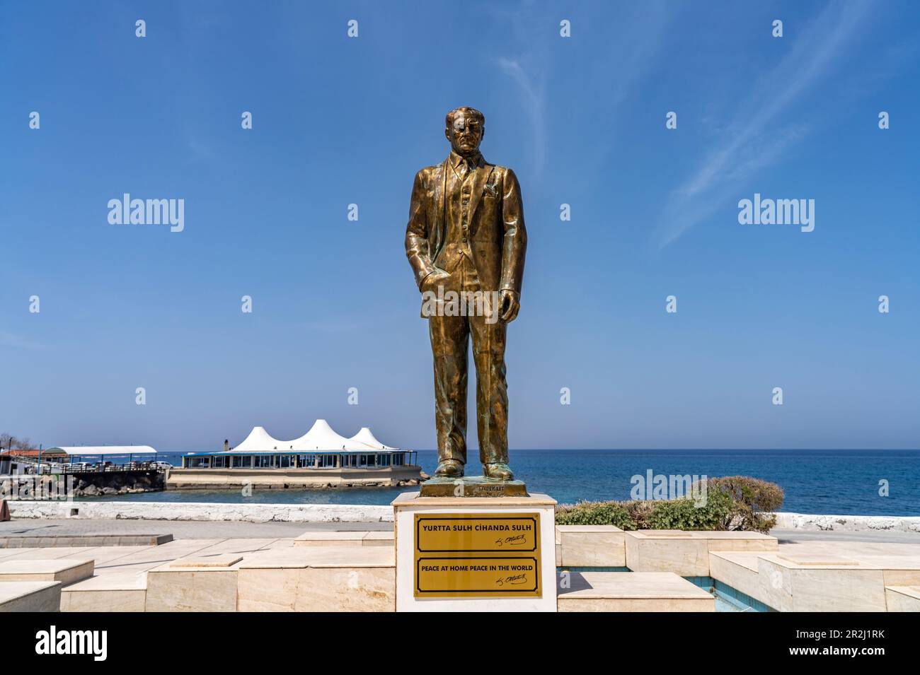 Statue de Kemal Ataturk sur la promenade de Kyrenia ou Girne ...