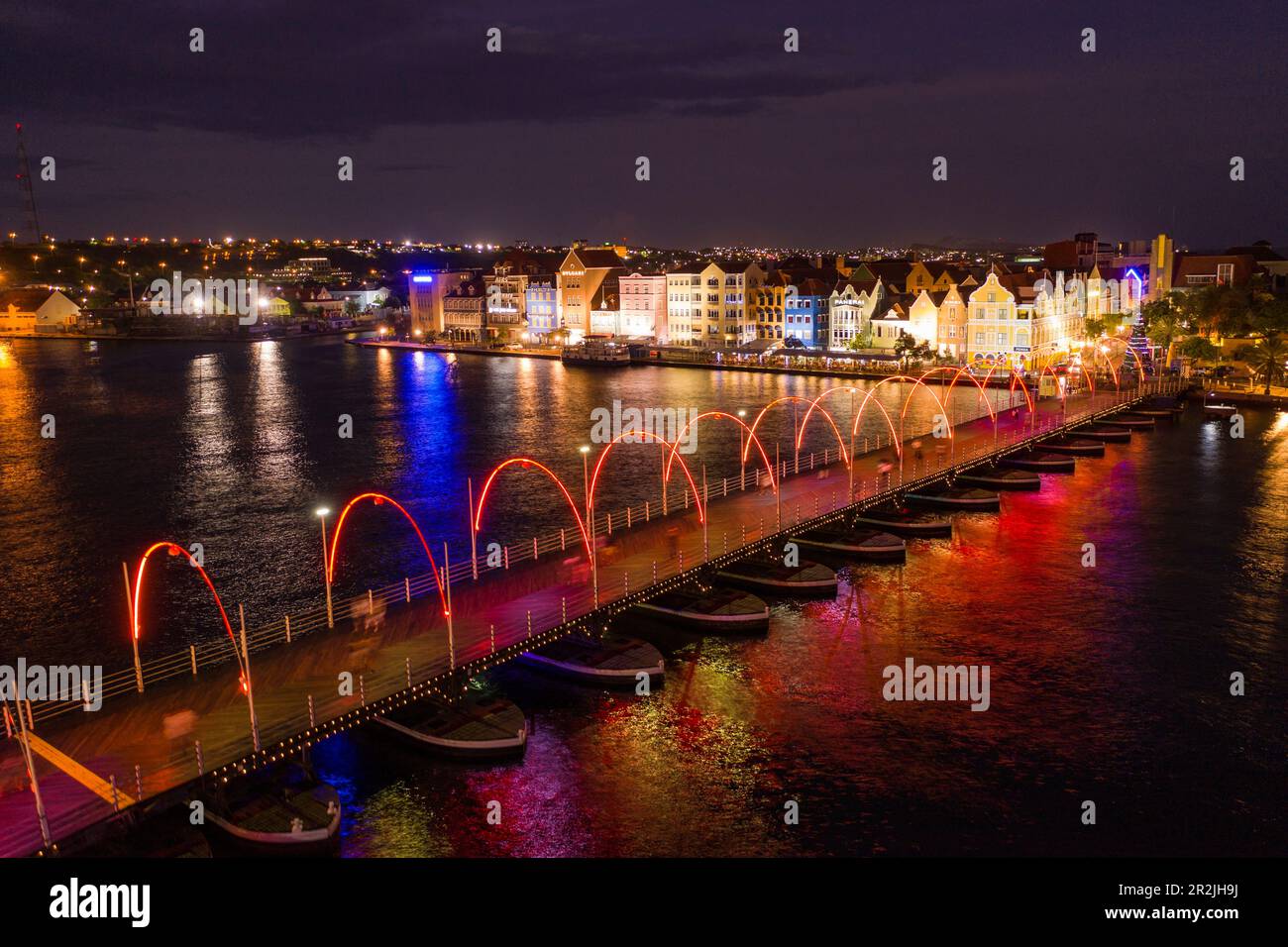 Vue aérienne du pont-ponton illuminé de la reine Emma reliant Otrabanda ...