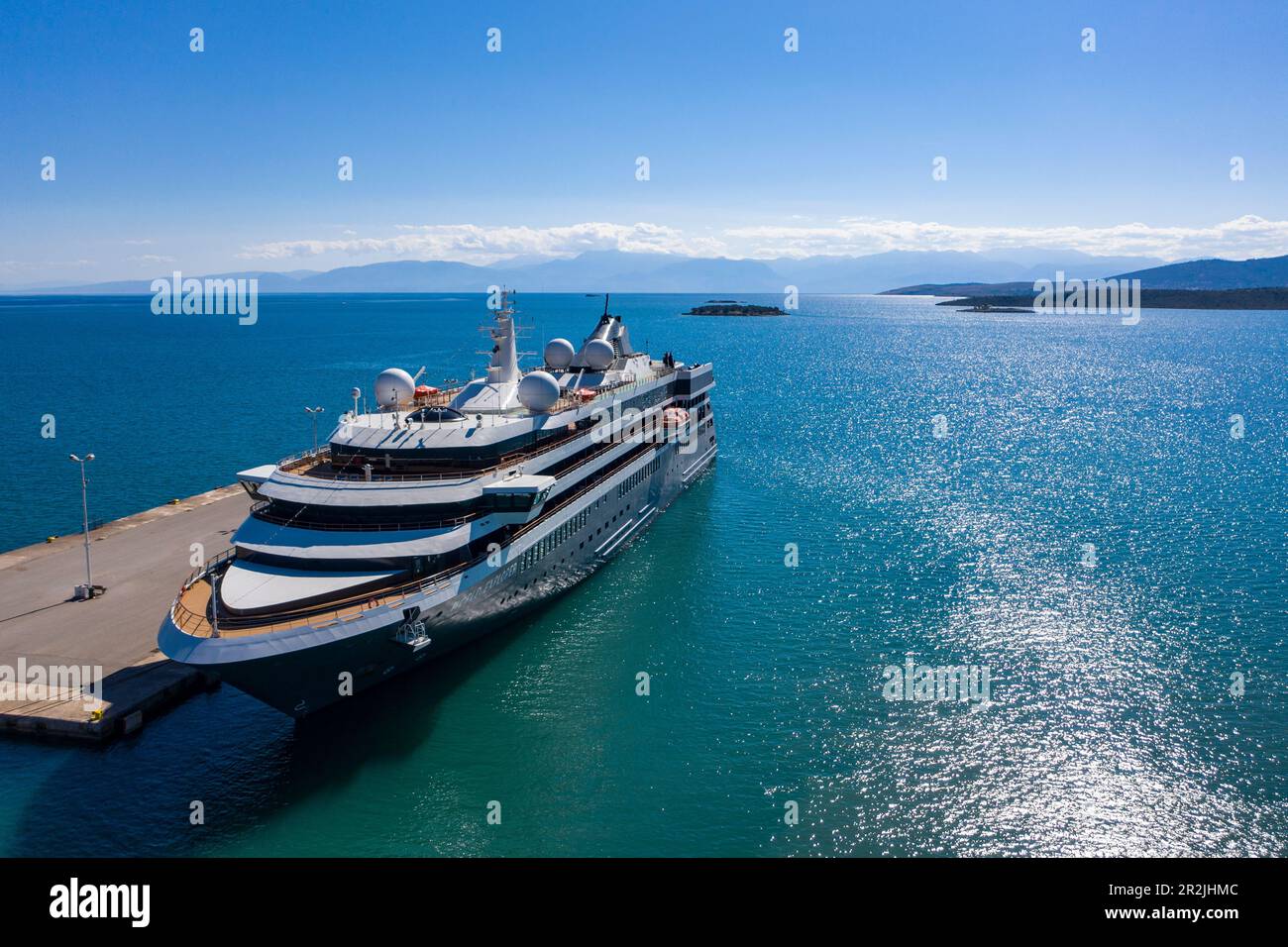 Vue aérienne du bateau de croisière d'expédition World Explorer ...