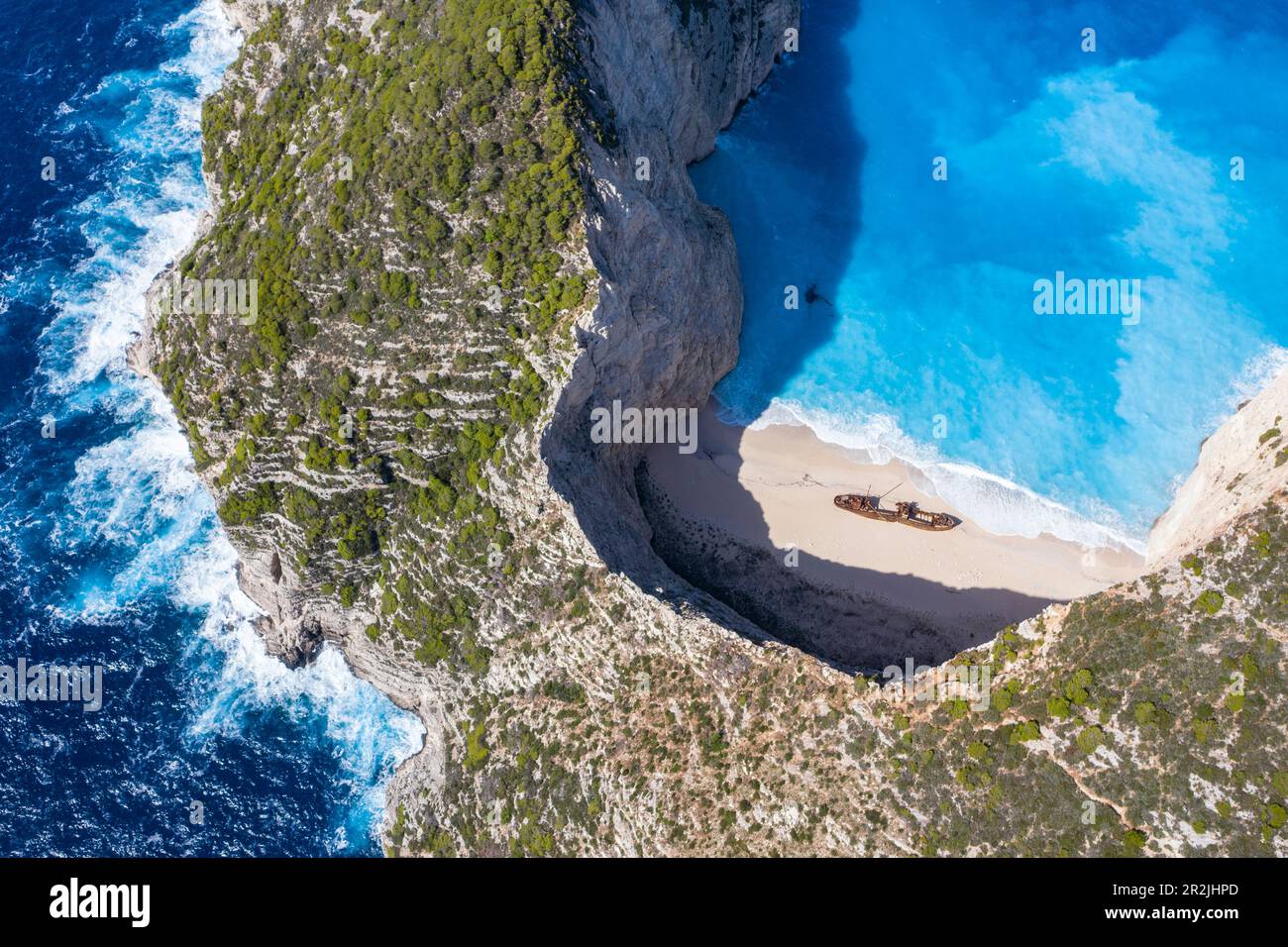 Vue aérienne du navire rouillé MV Panagiotis qui s'est échoué en 1980 ...