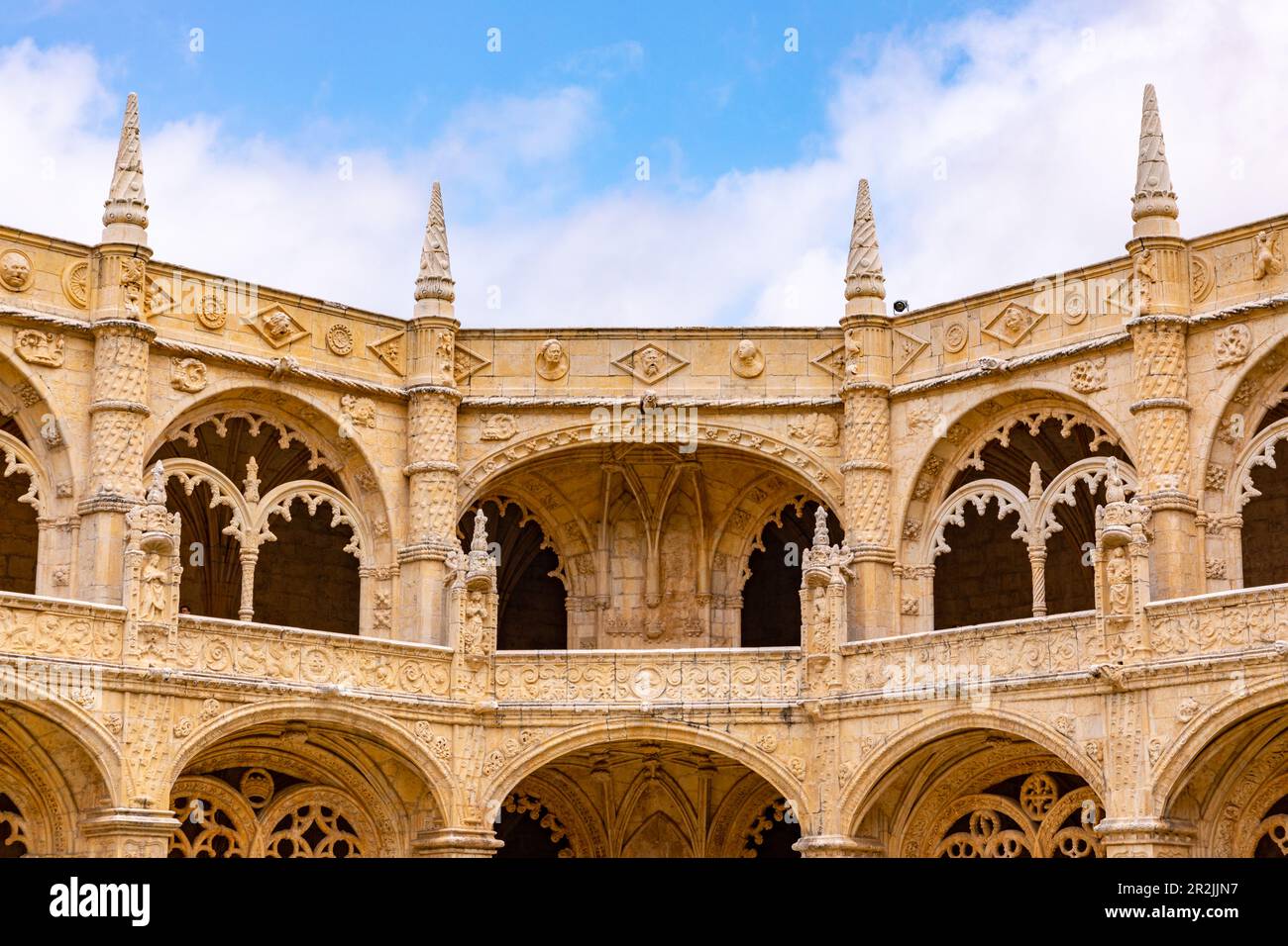 Ornements et arches de conception ornaitique dans le cloître de l ...