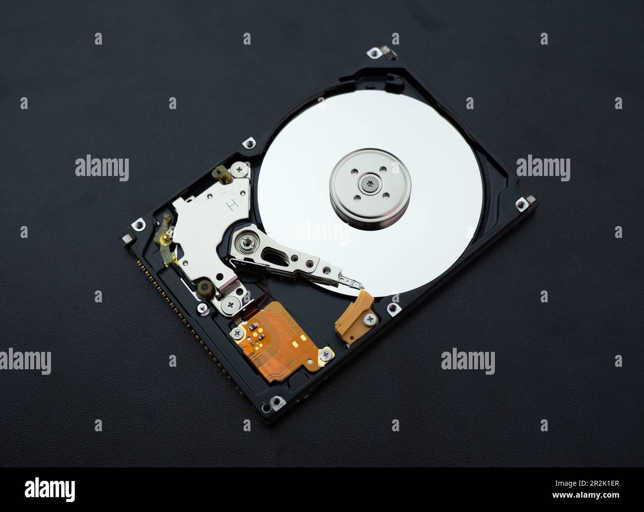 Disque dur ouvert démonté le disque dur de l'ordinateur ou de l ...