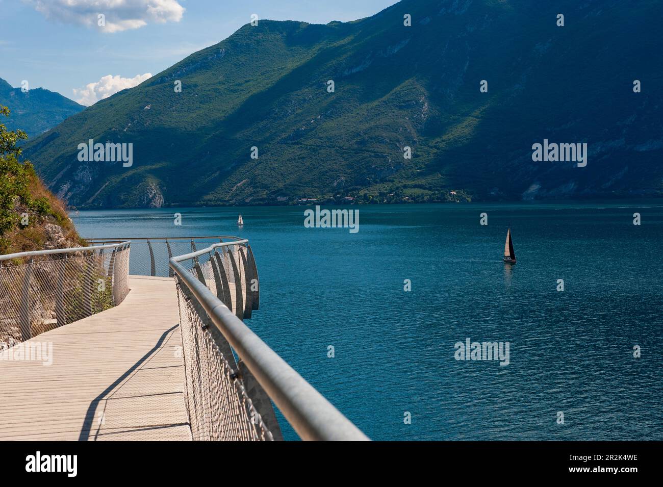 La piste cyclable Limone sul Garda suspendue au-dessus du lac de Garde ...