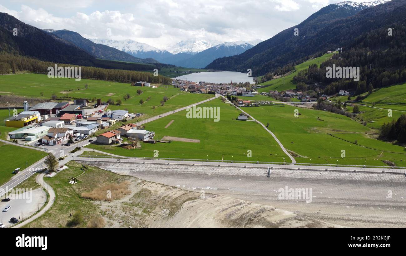 Reschensee wenig wasser Banque de photographies et d’images à haute ...