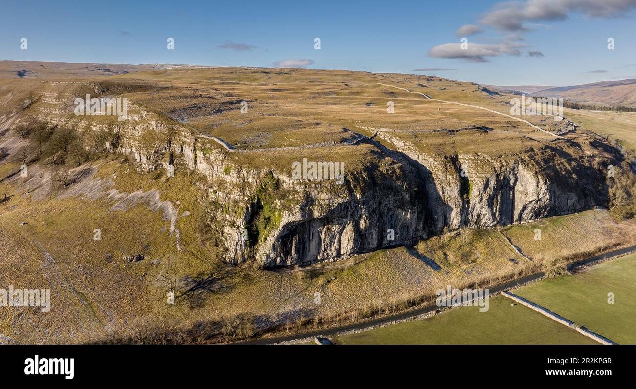 Une vue aérienne stupéfiante de Kilnsey Crag dans le North Yorkshire ...