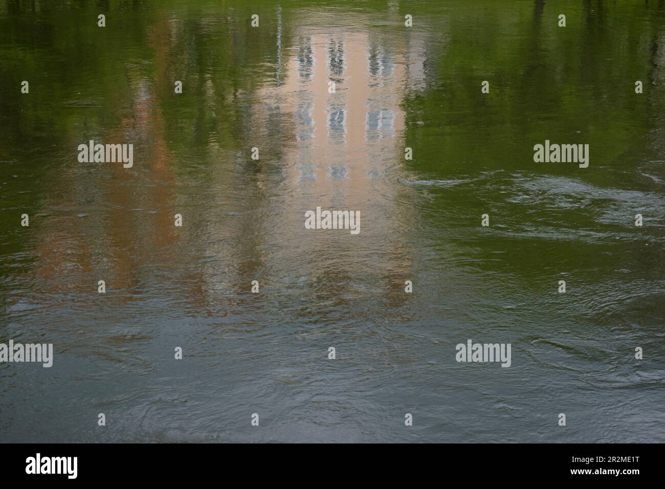 autriche, vienne - 26 avril 2023 les bâtiments de la ville se reflètent ...