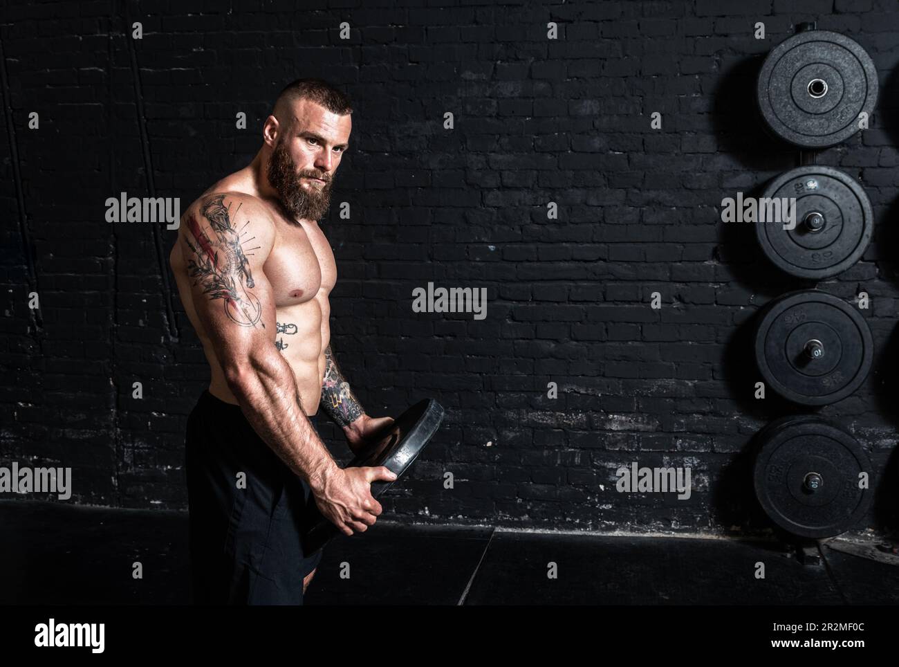 Jeune actif forte Sweaty focalisé ajustement musclé homme avec de ...