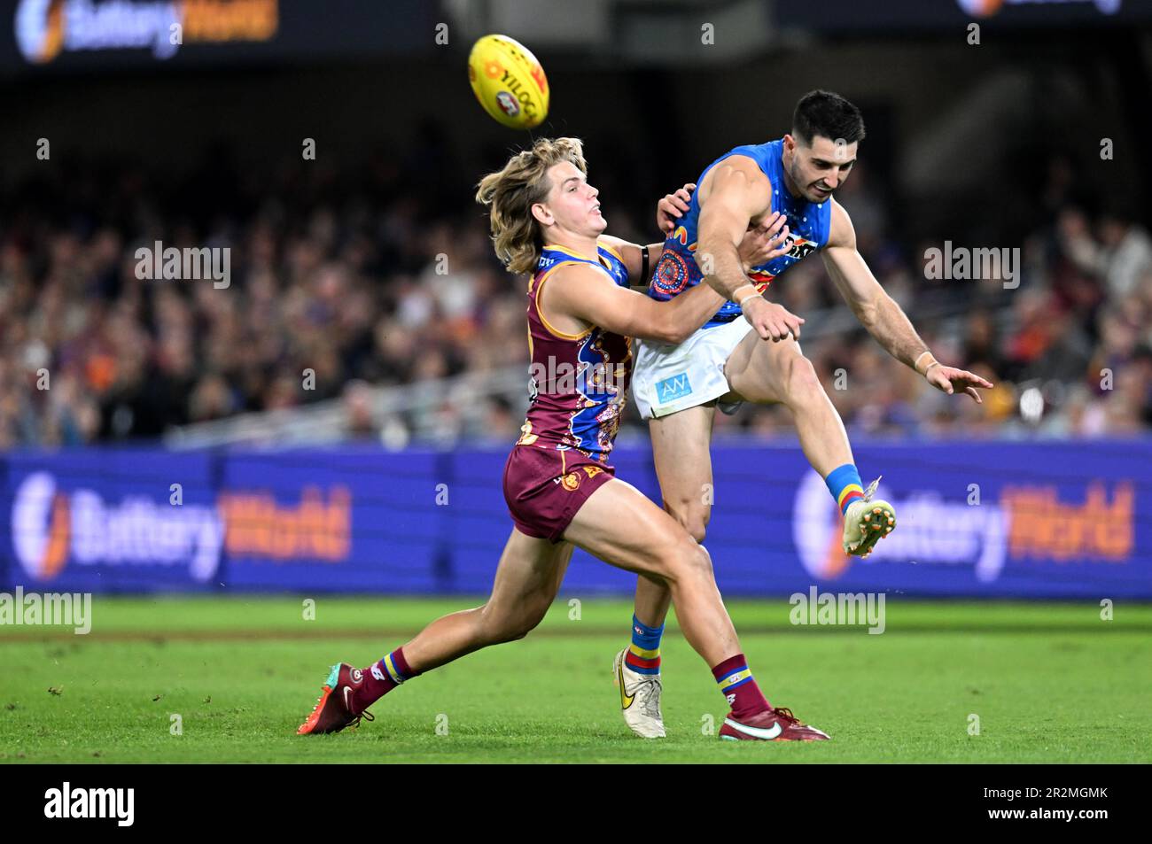 Brayden Fiorini (à droite) des Suns prend des coups malgré les efforts ...