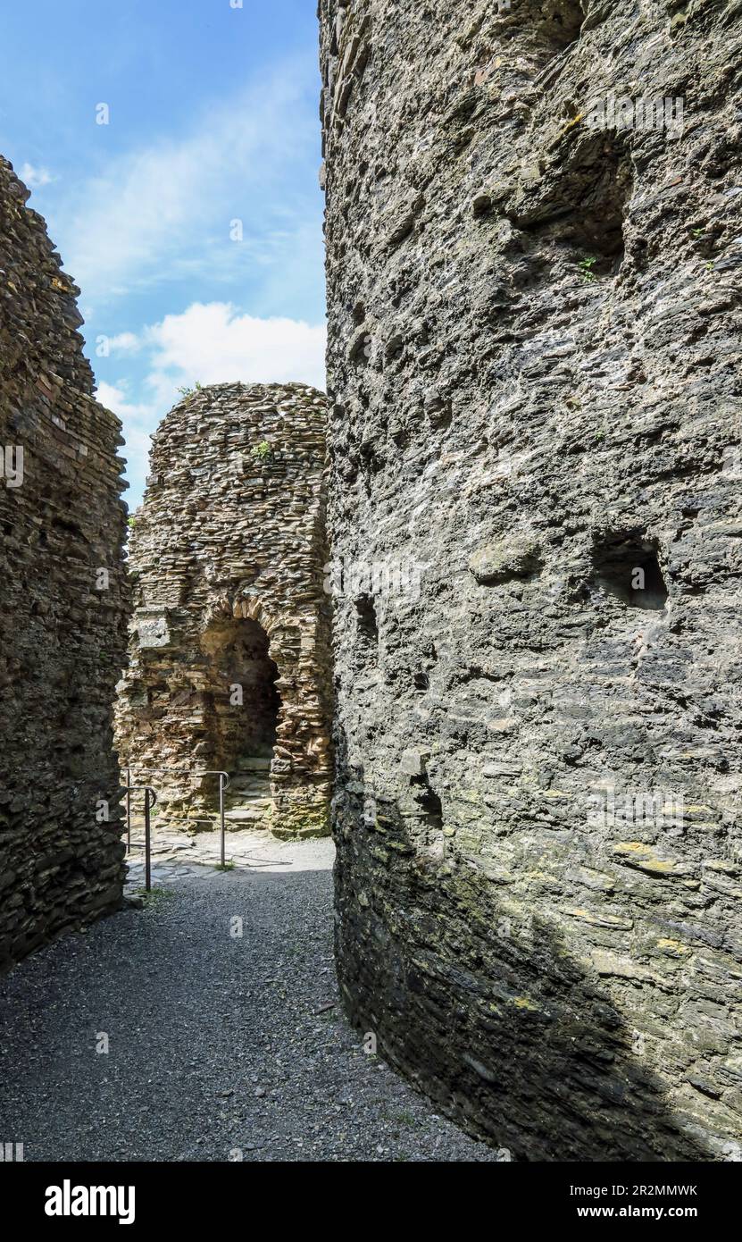 À l'intérieur du donjon et de la grande tour du château de Launceston ...