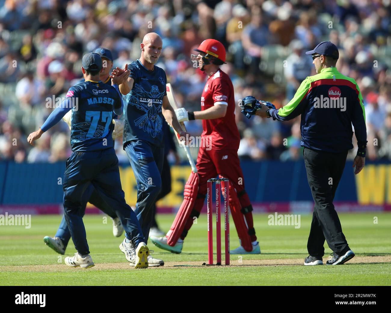 Zak Chappell, de Lancashire Lightning (deuxième à gauche) célèbre après ...