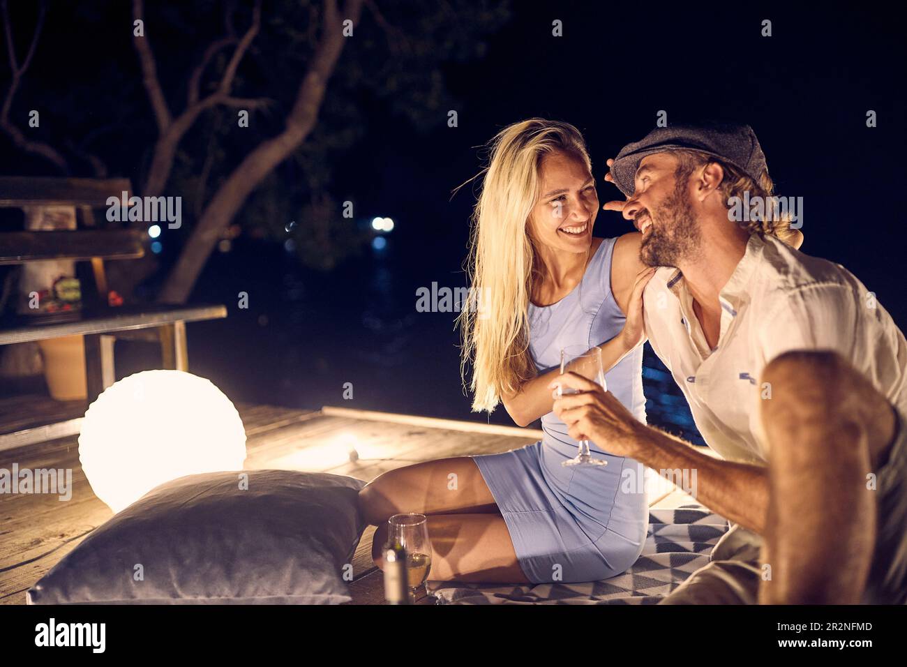 Couple au feux assis soirée nuit Banque de photographies et d’images à ...