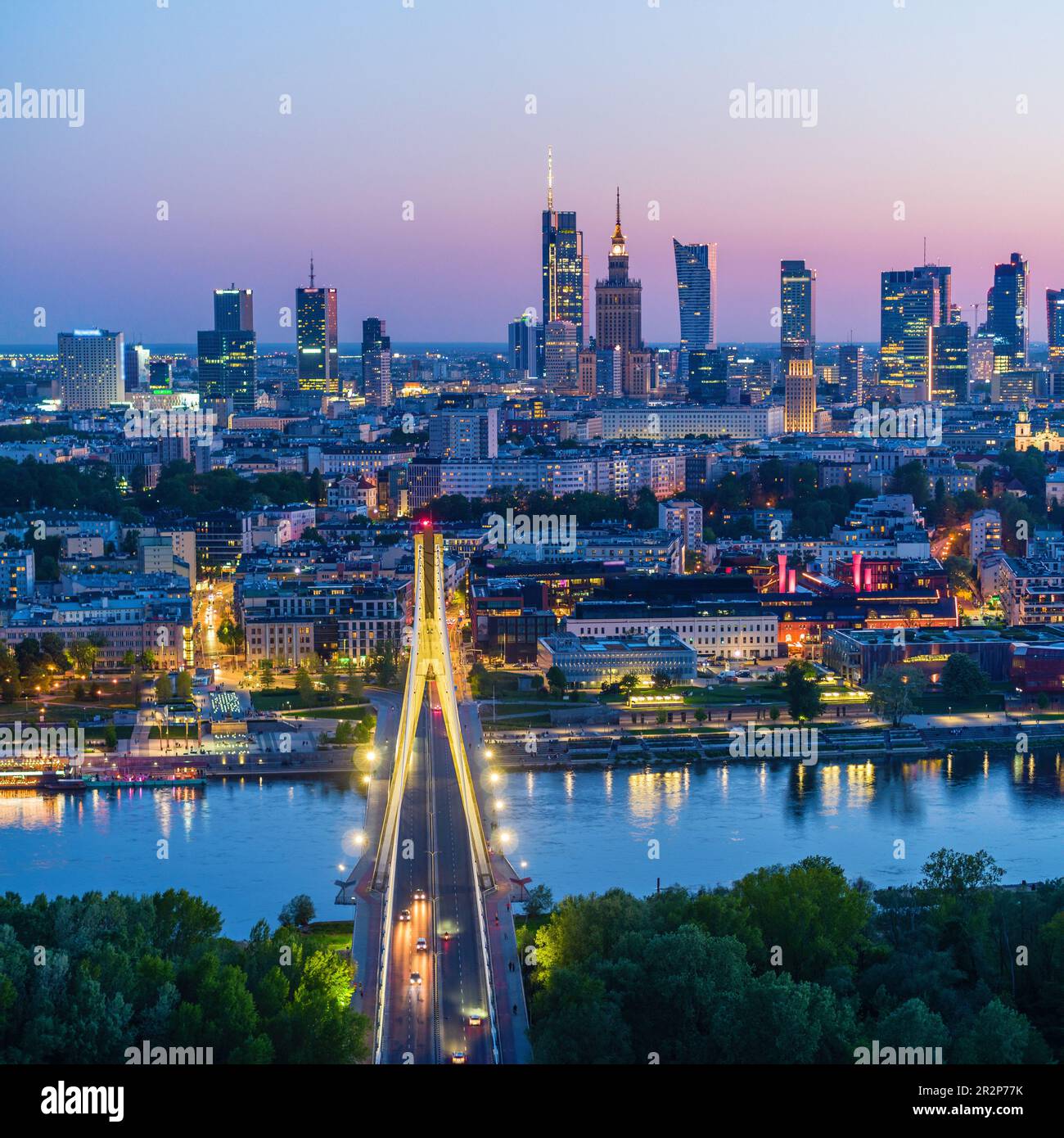 Centre-ville de Varsovie, Vistule et pont Swietokrzyski au crépuscule ...