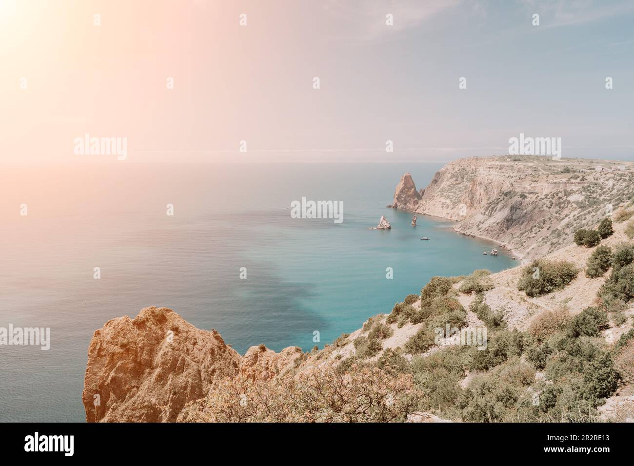 Vue aérienne d'en haut sur la mer calme azur et les côtes rocheuses ...