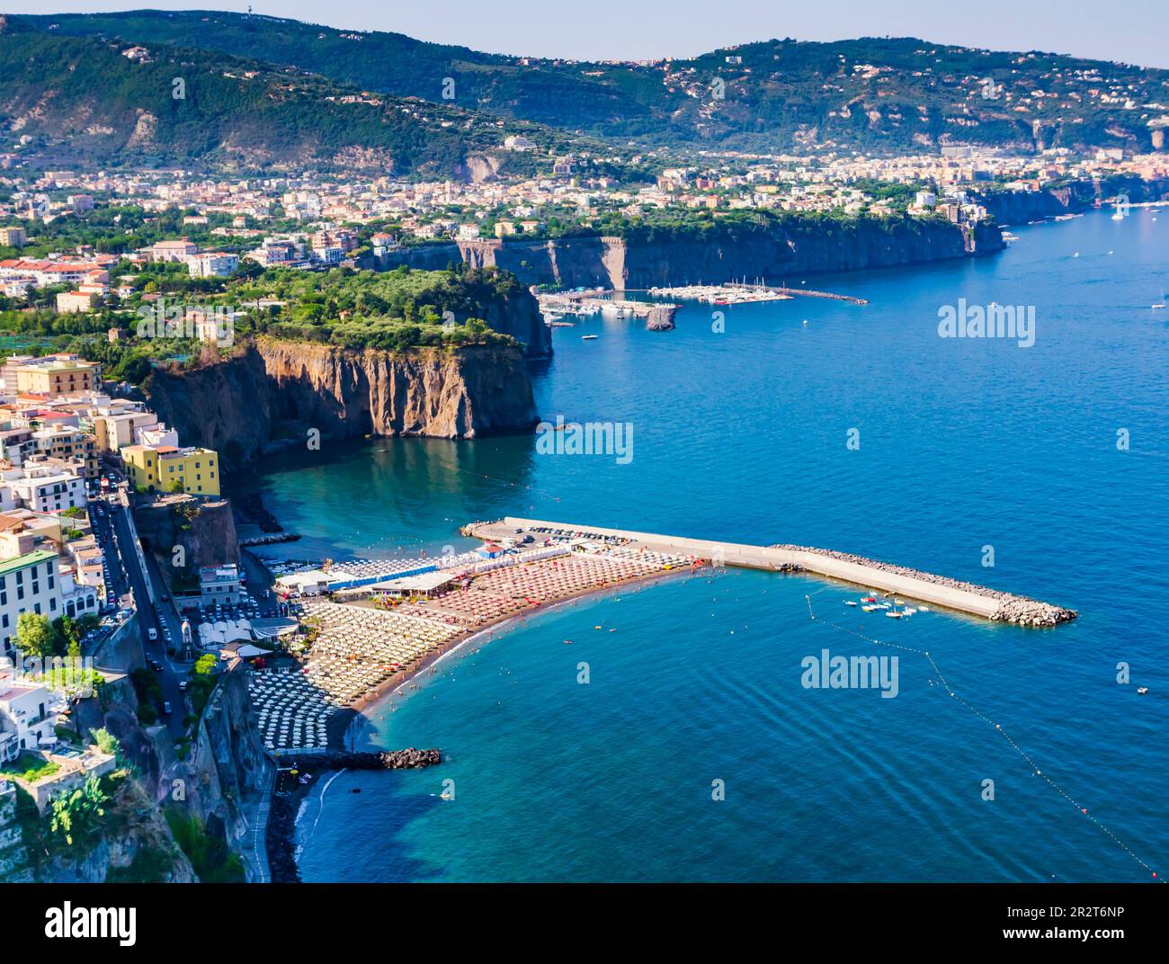 Superbe plage de la côte de Sorrente avec une maison de bains typique ...