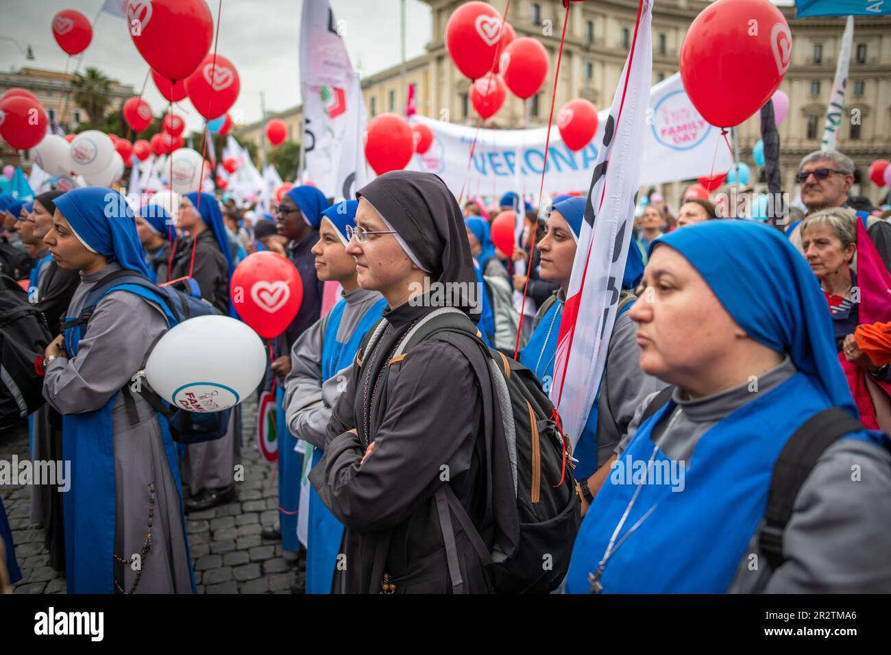 Nonnes aux habitudes de couleurs différentes entourées de ballons avec ...