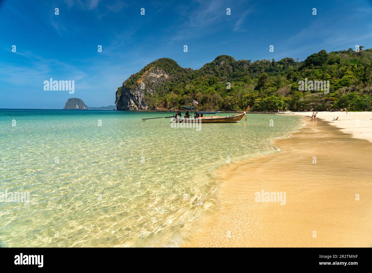 AM Strand Farang oder Charlie Beach auf der Insel Koh Mook in der ...