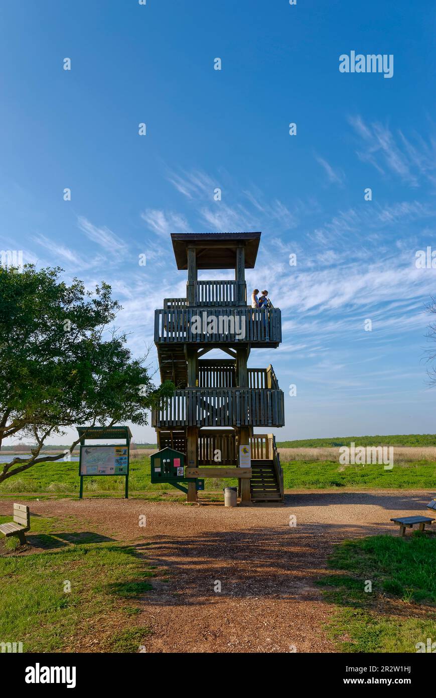 Deux femmes qui ont vue sur le lac Pilant et les marais depuis la tour ...