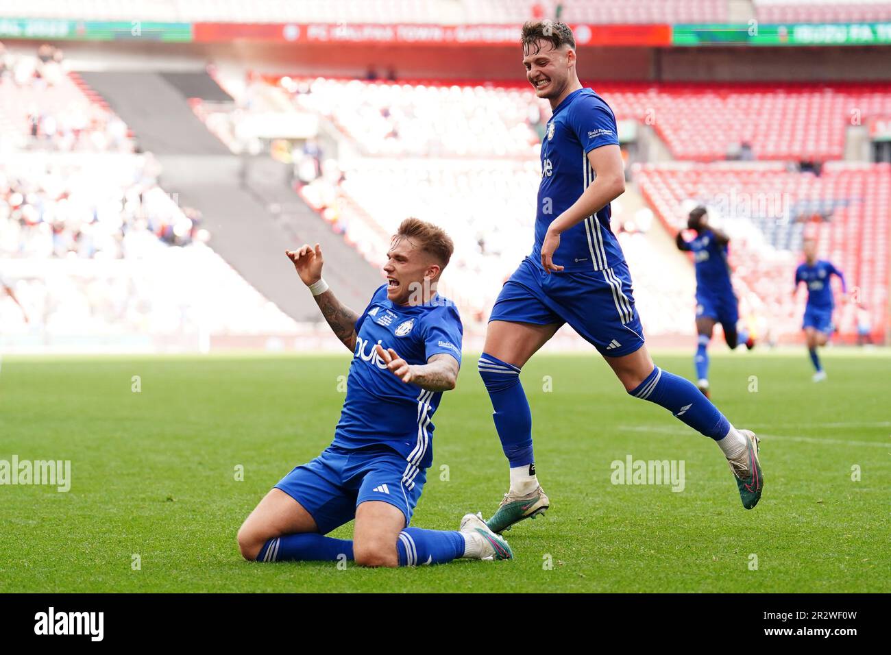 Jamie Cooke (à gauche), du FC Halifax Town, célèbre après avoir marqué ...