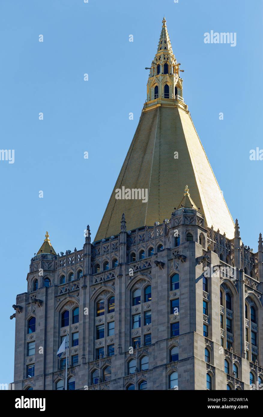 Le toit doré du New York Life Building, conçu par Cass Gilbert dans un ...