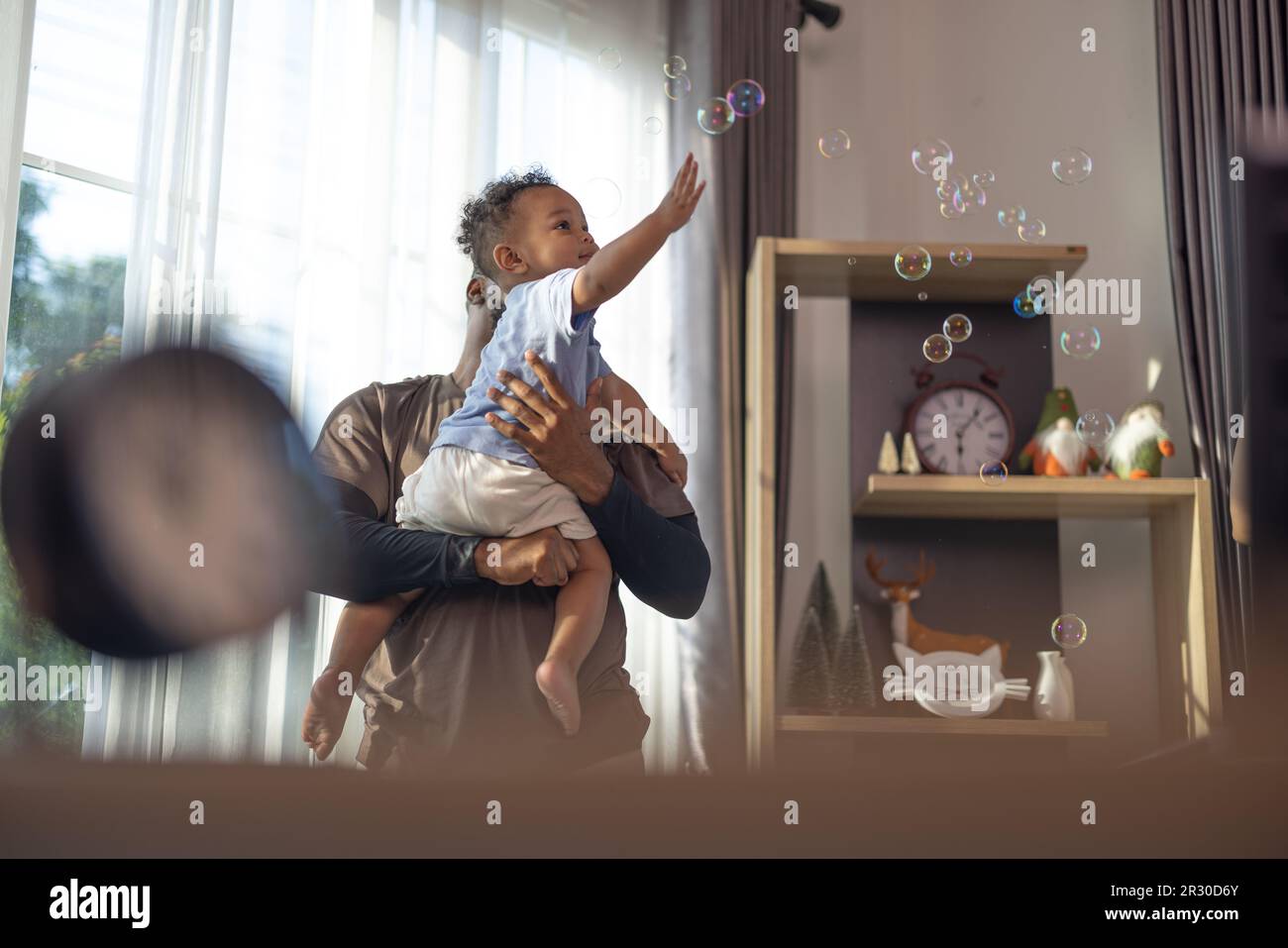 Le père embrassa et ramassa soigneusement son jeune fils avec tendresse ...