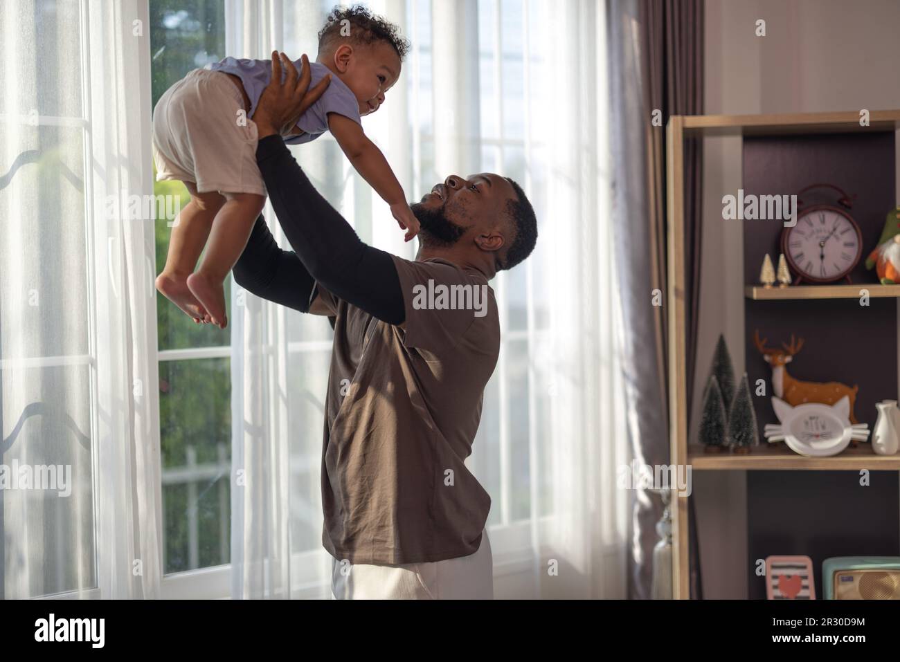 Le père embrassa et ramassa soigneusement son jeune fils avec tendresse ...