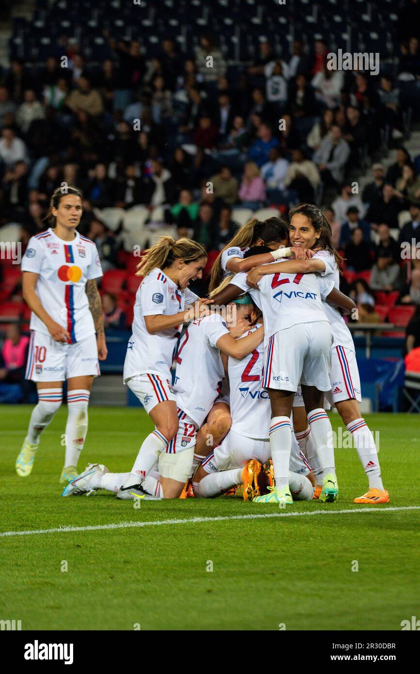 Amel Majri de l'Olympique Lyonnais fête avec ses coéquipiers lors du championnat féminin de ...