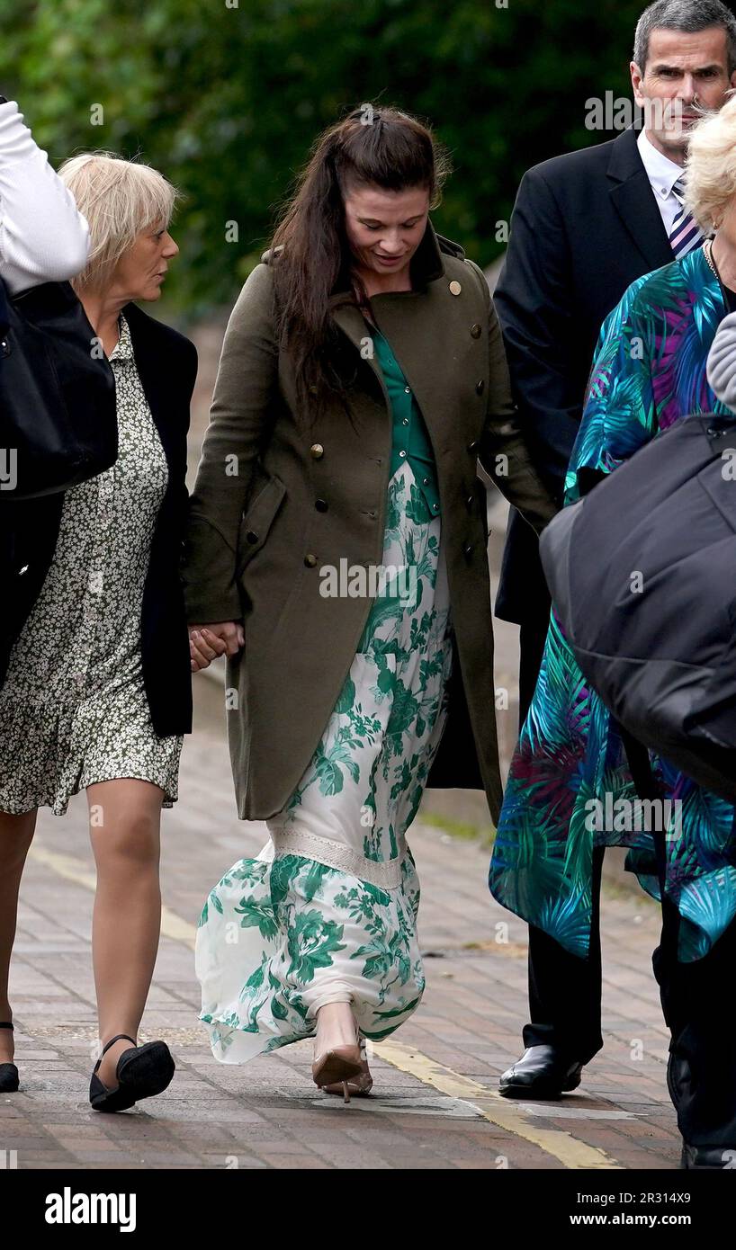 La gendarme Amanda Aston (au milieu) arrive au tribunal de la Couronne ...