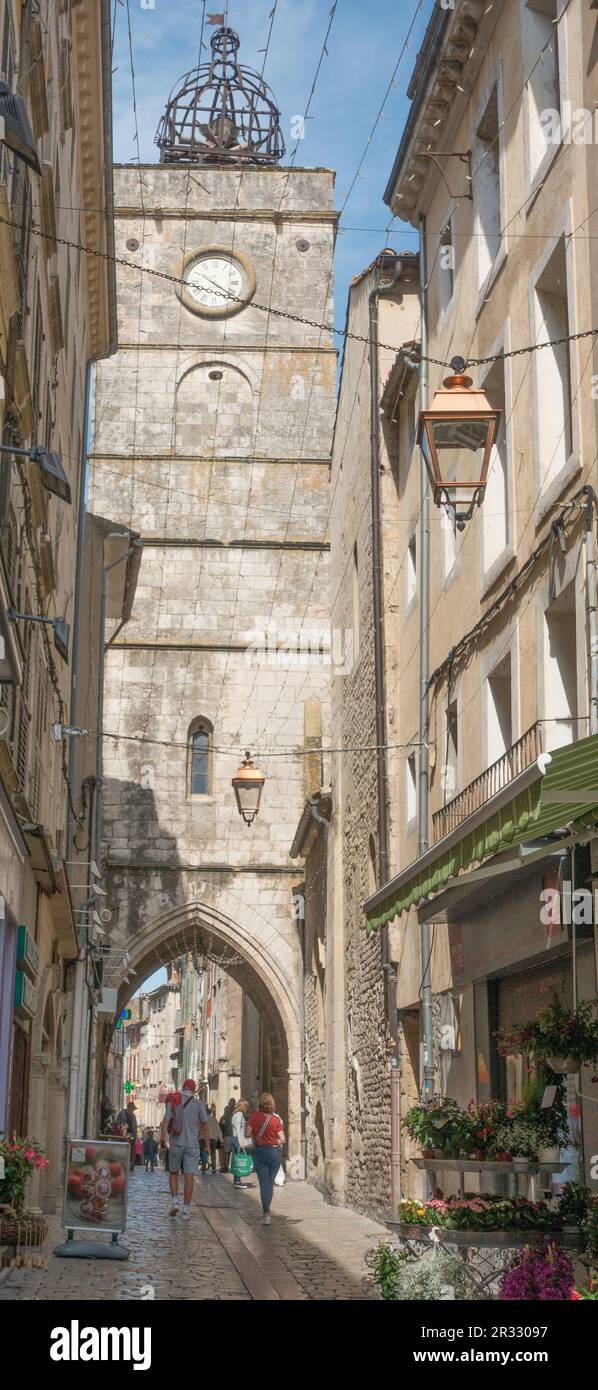 Tour de la porte de ville dans la rue principale d'Apt, Vaucluse, France ville, porte ...