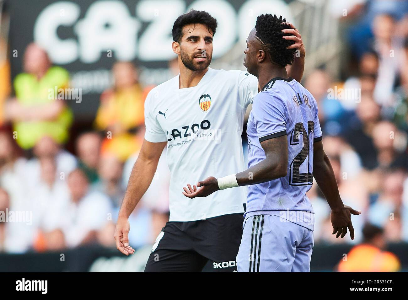 Vinicius Jr (Real Madrid, #20) et Eray Comert (Valencia CF, #24) réagit pendant le match LaLiga ...
