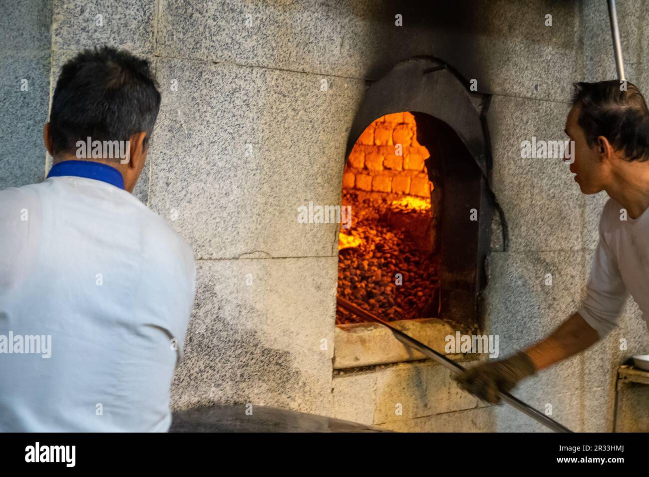 Shiraz, Iran- 31 décembre 2022 : le travail des boulangers (fours) au ...