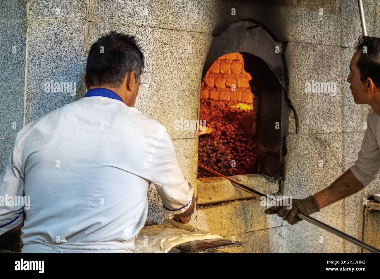 Shiraz, Iran- 31 décembre 2022 : le travail des boulangers (fours) au ...