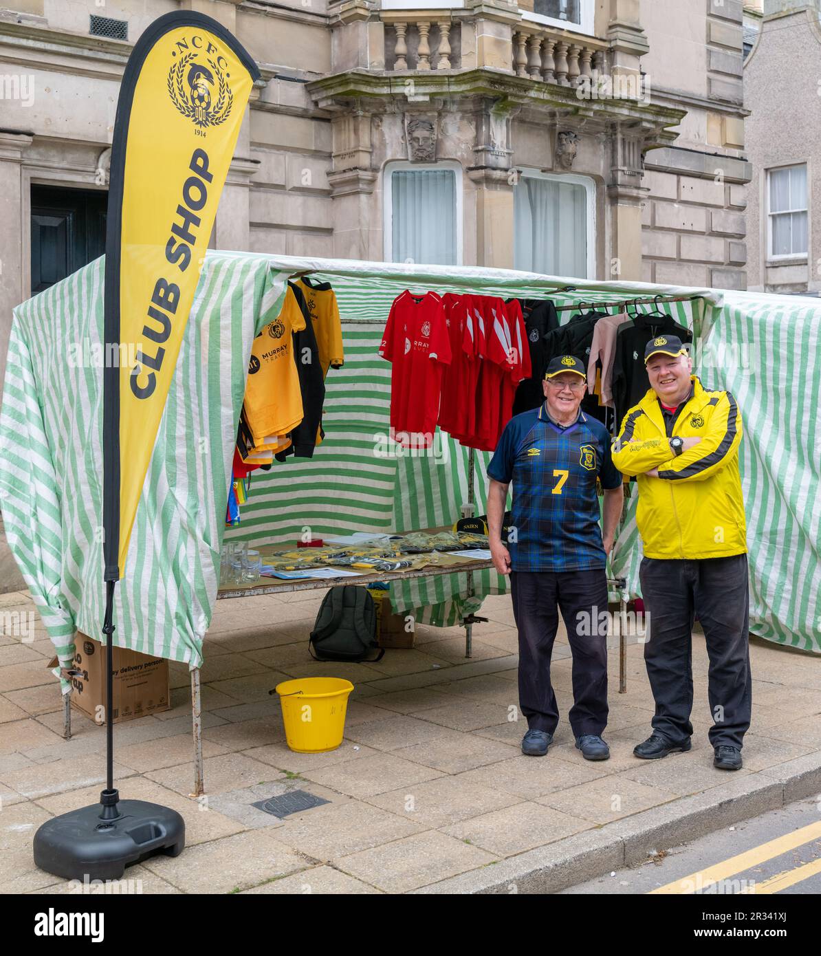 20 mai 2023. High Street, Nairn, Écosse. Il s'agit d'un 2 membres du ...