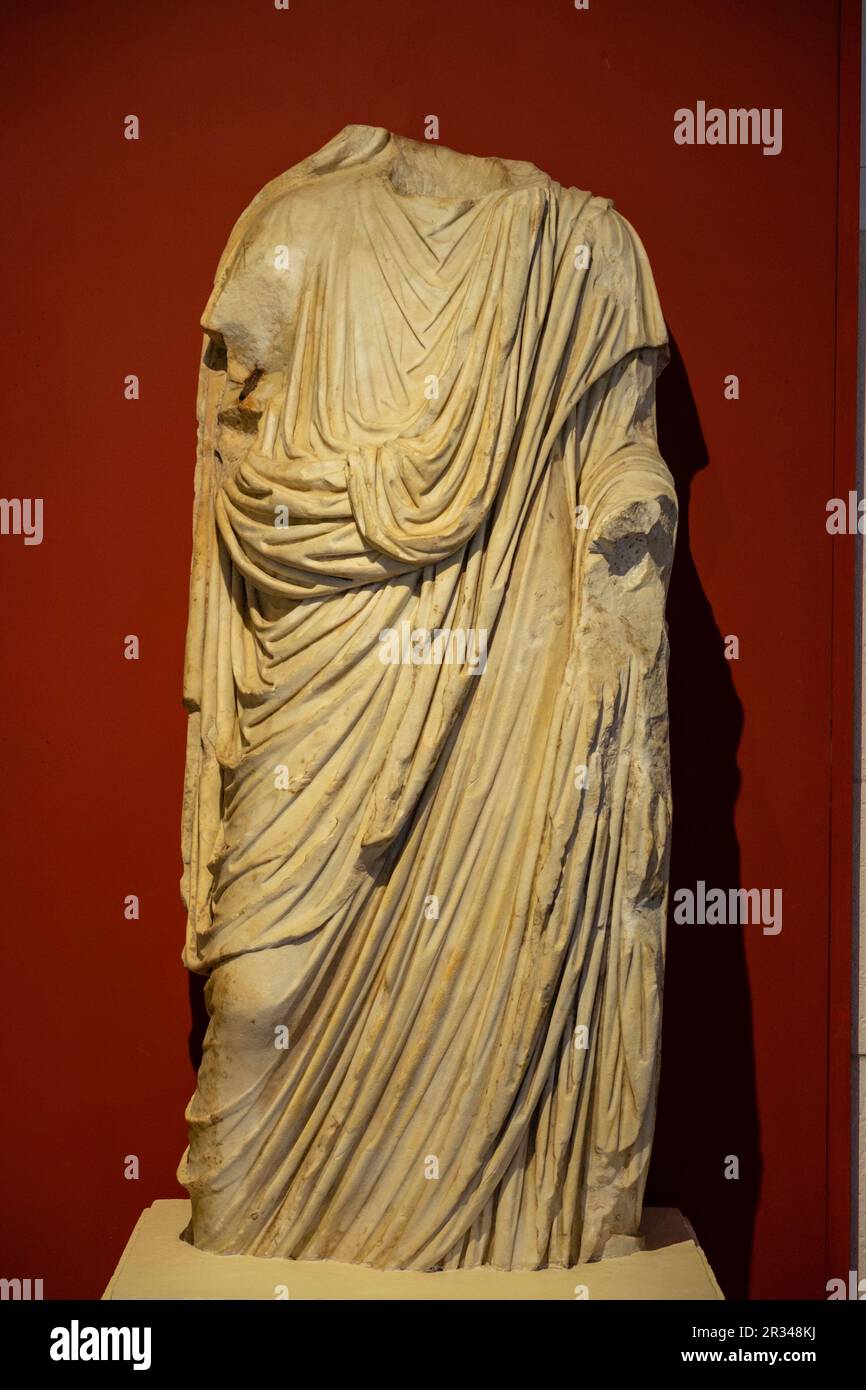 Escultura togada de marmol, Siglo I, Museo-Centro de interpretación del ...