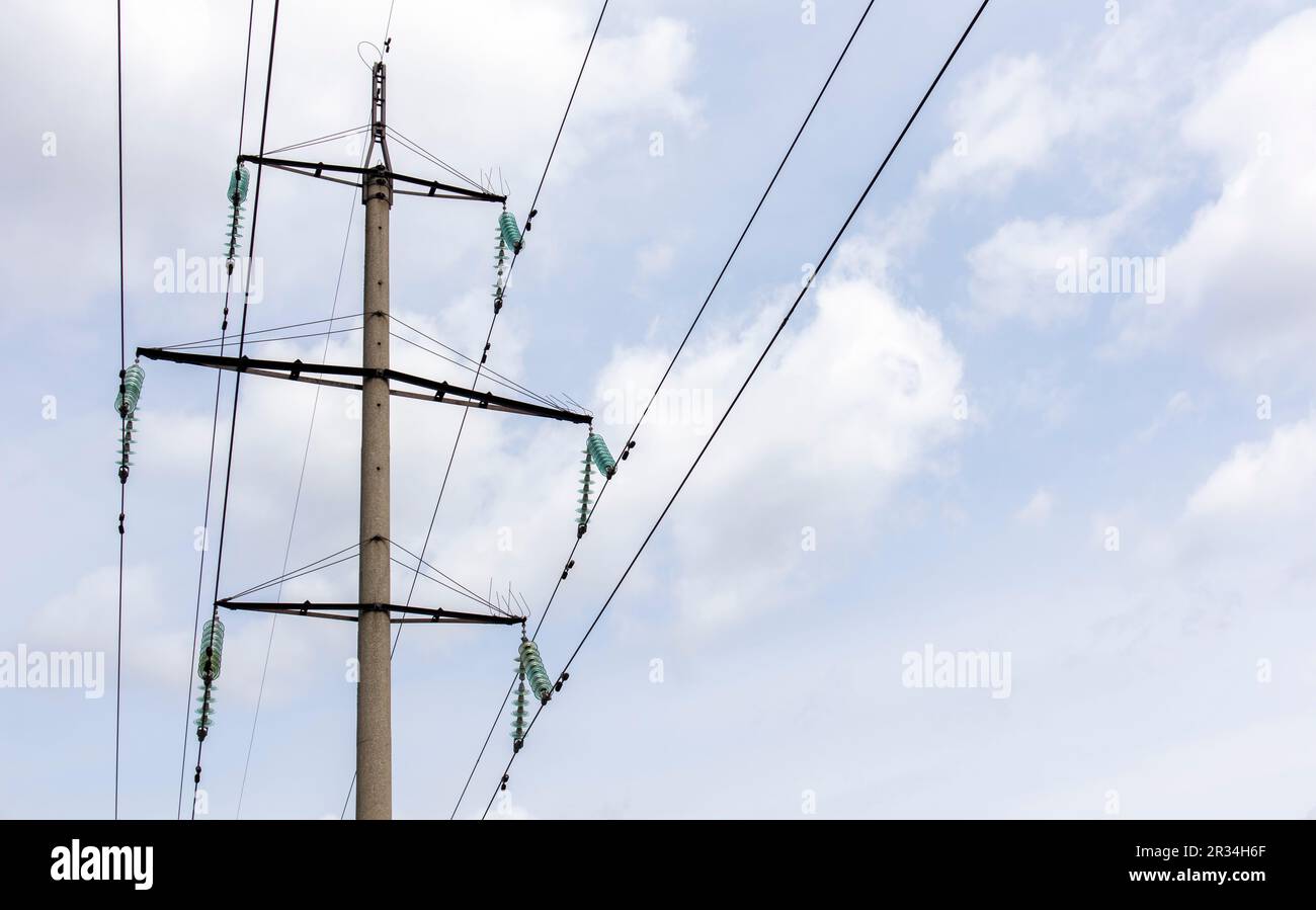 Tour électrique haute tension contre le ciel. Lignes électriques à haute tension. Poste de ...