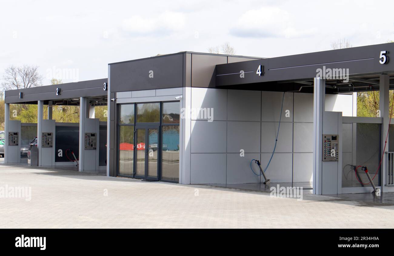Lave-auto haute pression en libre-service à l'air libre. Photo d'un ...