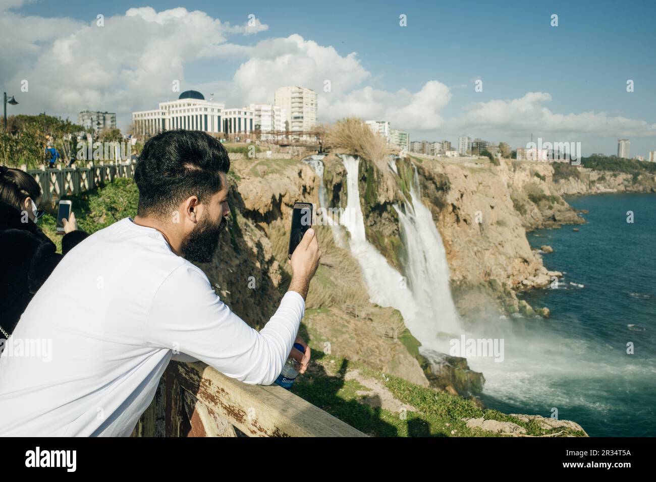Les chutes de Duden inférieures tombent d'une falaise rocheuse tombant ...