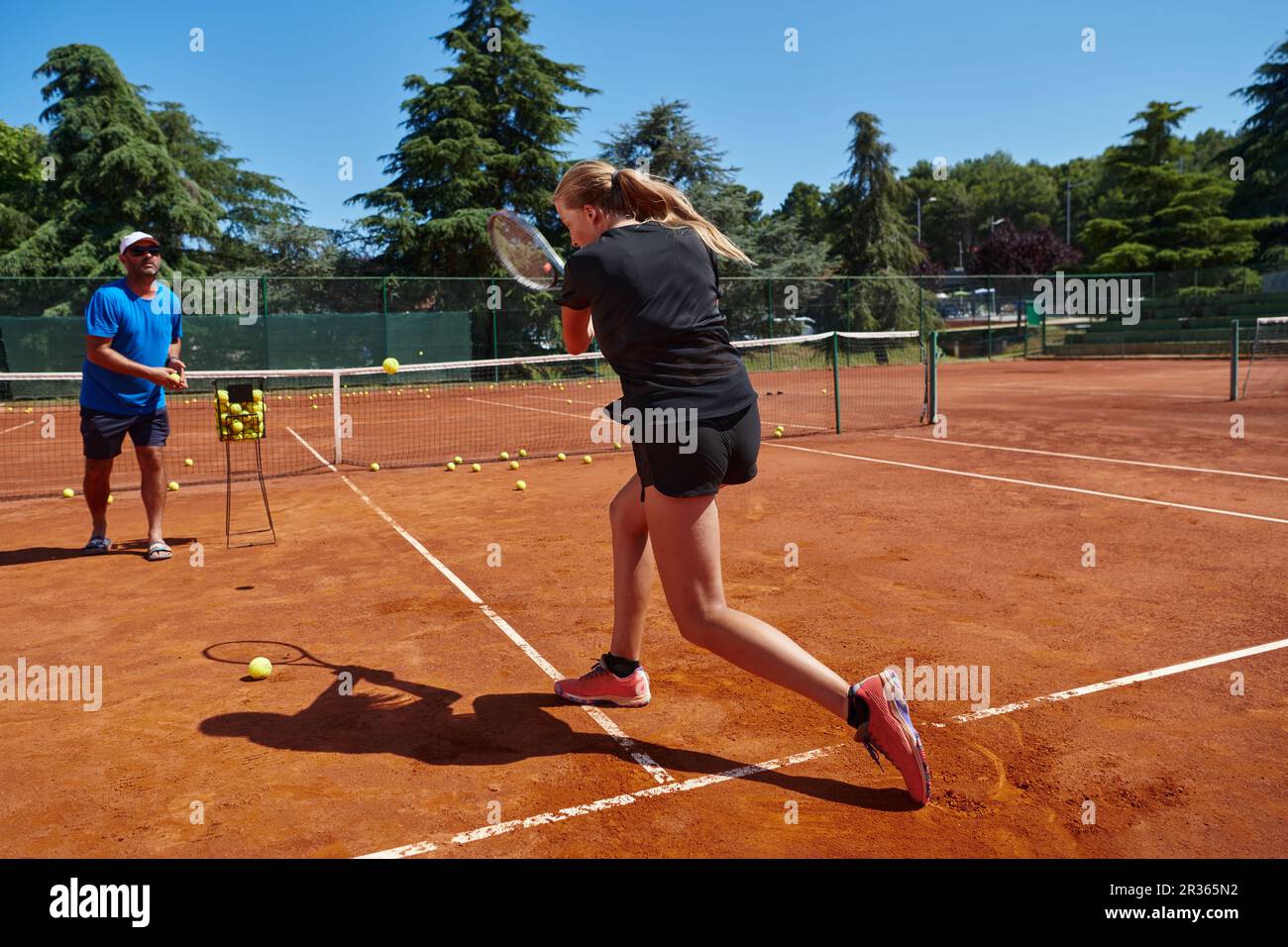 Un joueur de tennis professionnel et son entraîneur de formation lors d ...