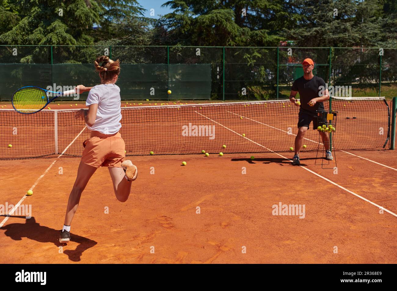 Un joueur de tennis professionnel et son entraîneur de formation lors d ...