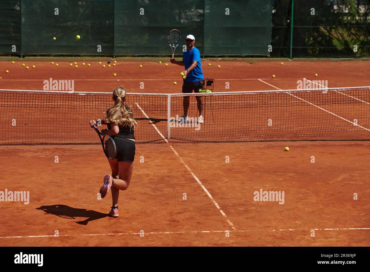 Un joueur de tennis professionnel et son entraîneur de formation lors d ...