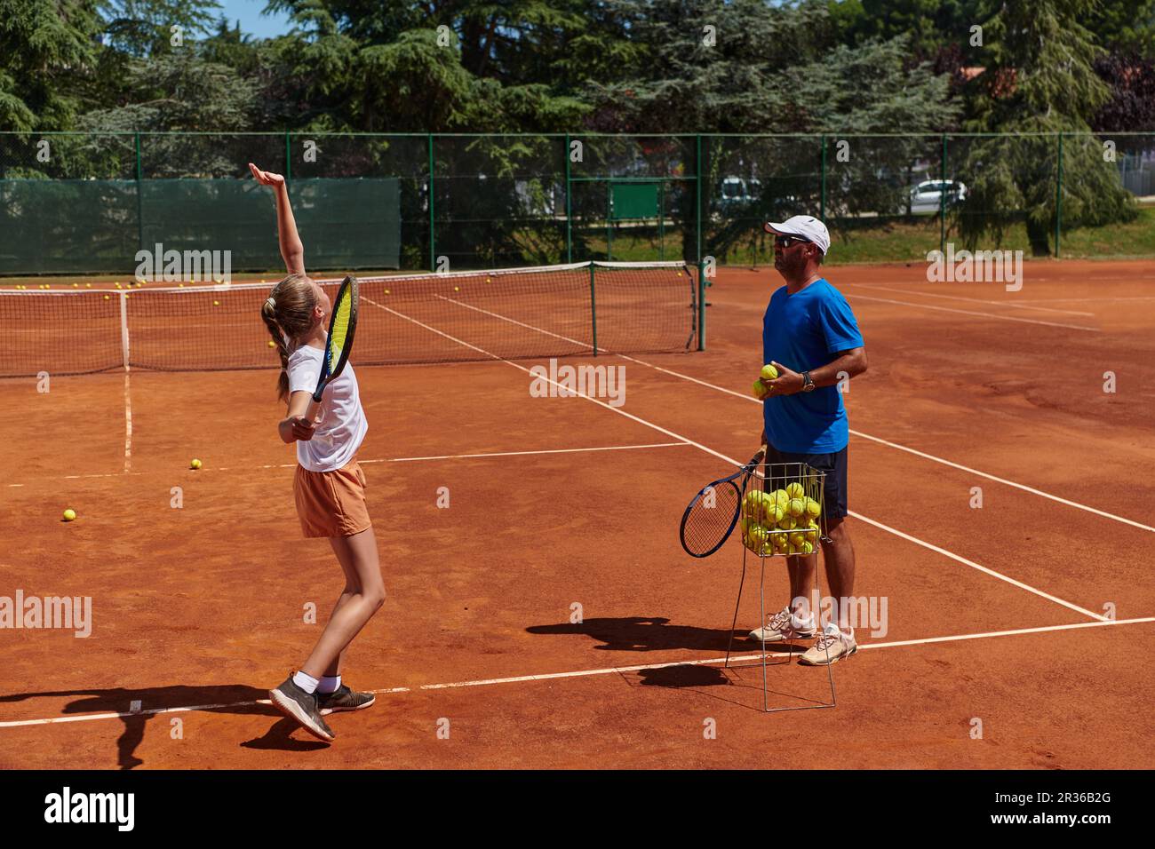 Un joueur de tennis professionnel et son entraîneur de formation lors d ...