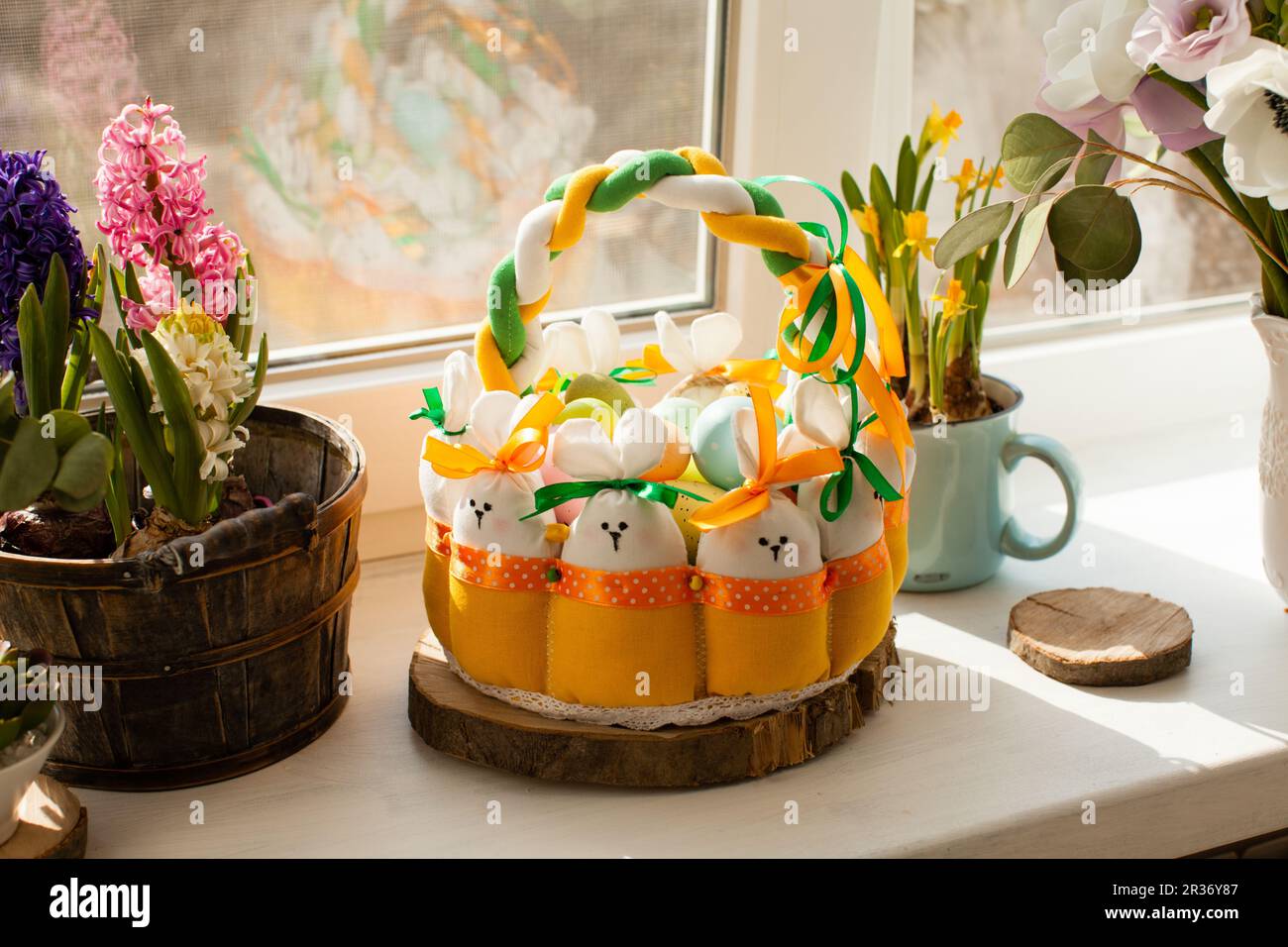 Panier textile de Pâques Photo Stock - Alamy