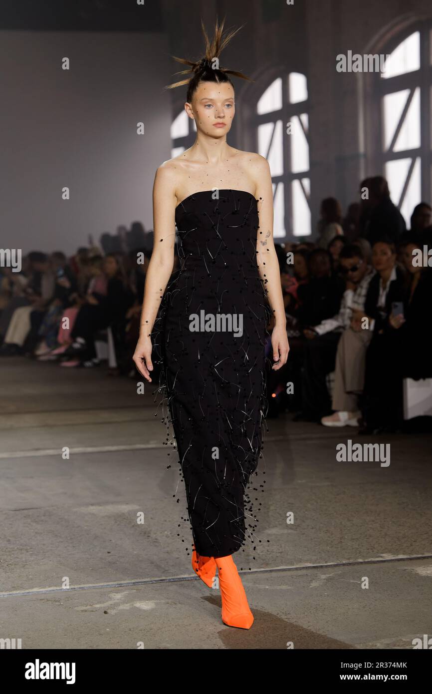 Un modèle marche sur la piste pendant le spectacle YOUSEF AKBAR pendant la semaine australienne ...